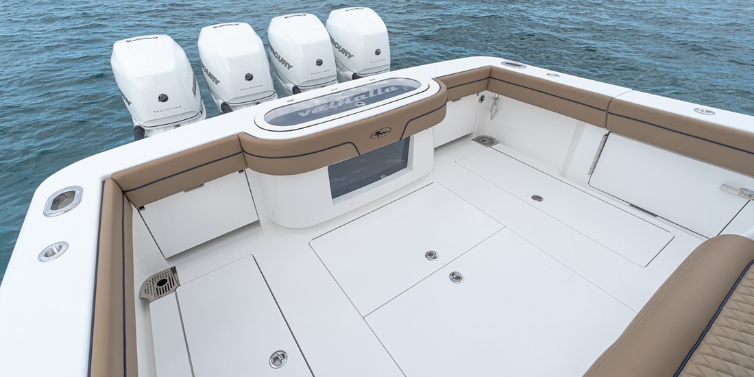 Brady tosses Lombardi Trophy to Gronk's Boat: 41 Valhalla - Galati Yachts